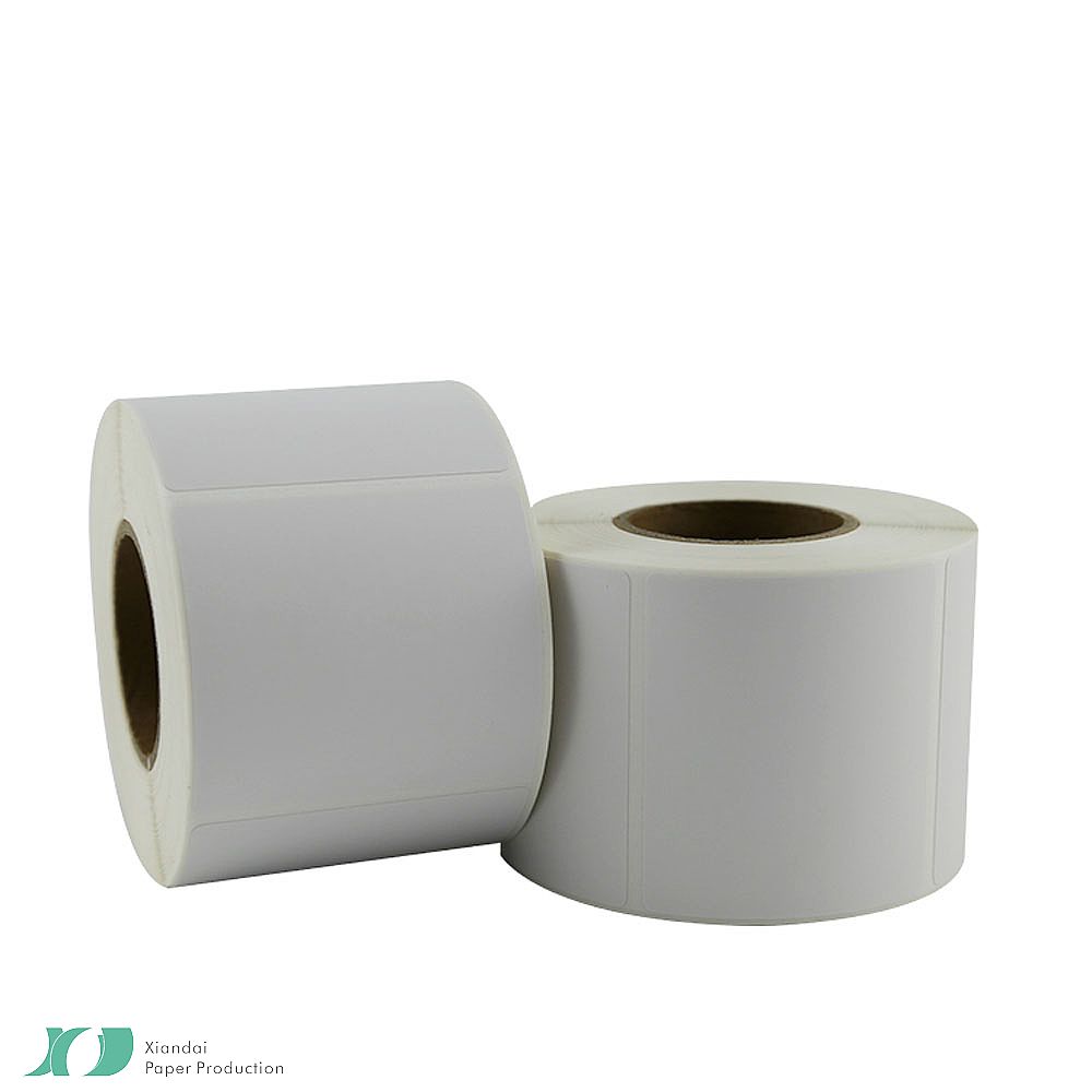 Rollo de papel adhesivo en blanco